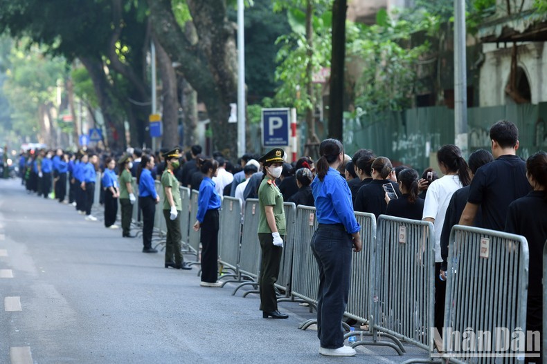 In pictures: People queue up to pay tribute to Party leader
