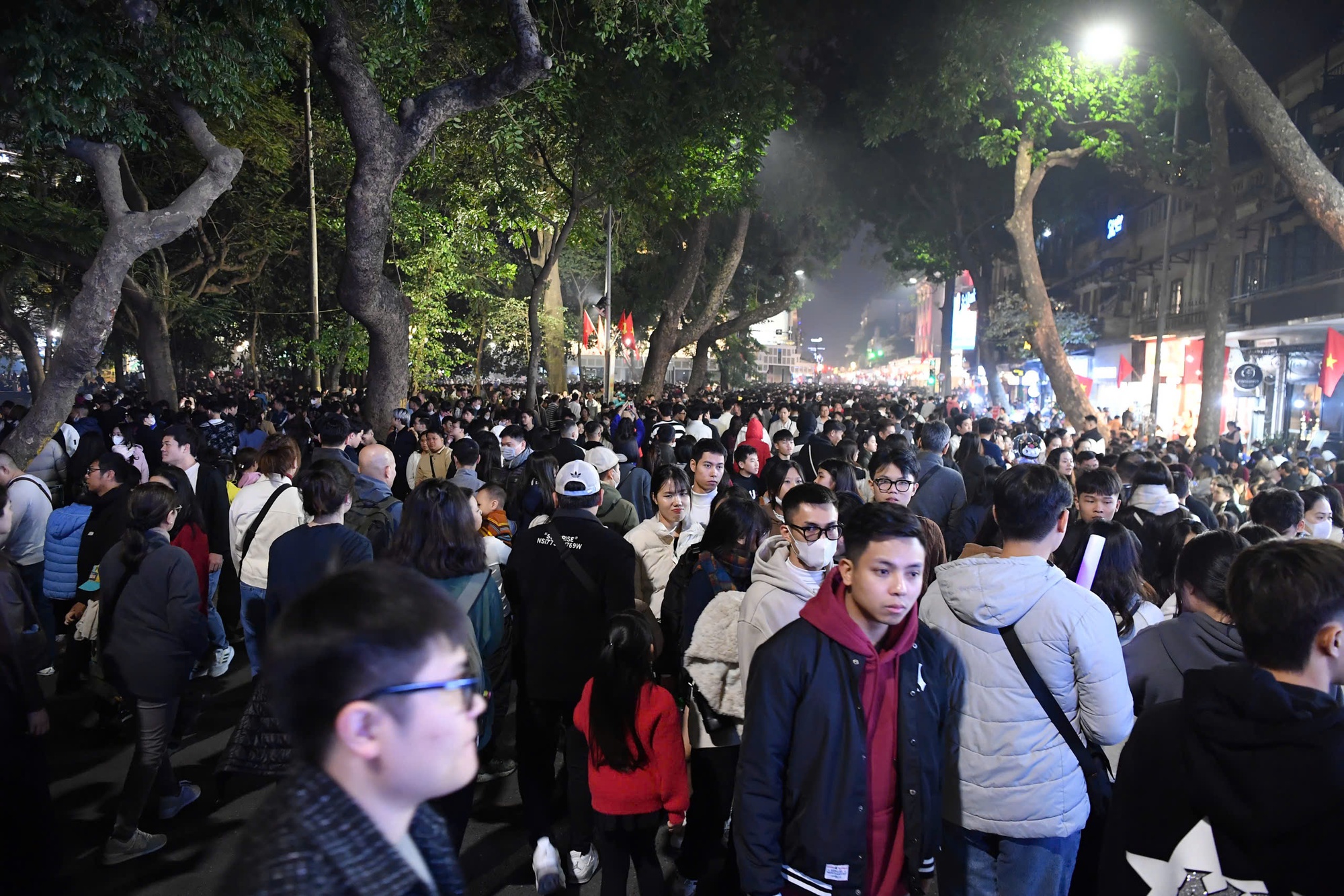 Ha Noi walking street packed with people welcoming the new year 2025