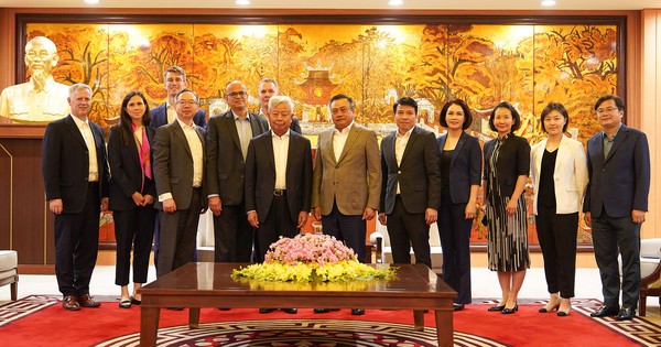 Mayor receives AIIB President